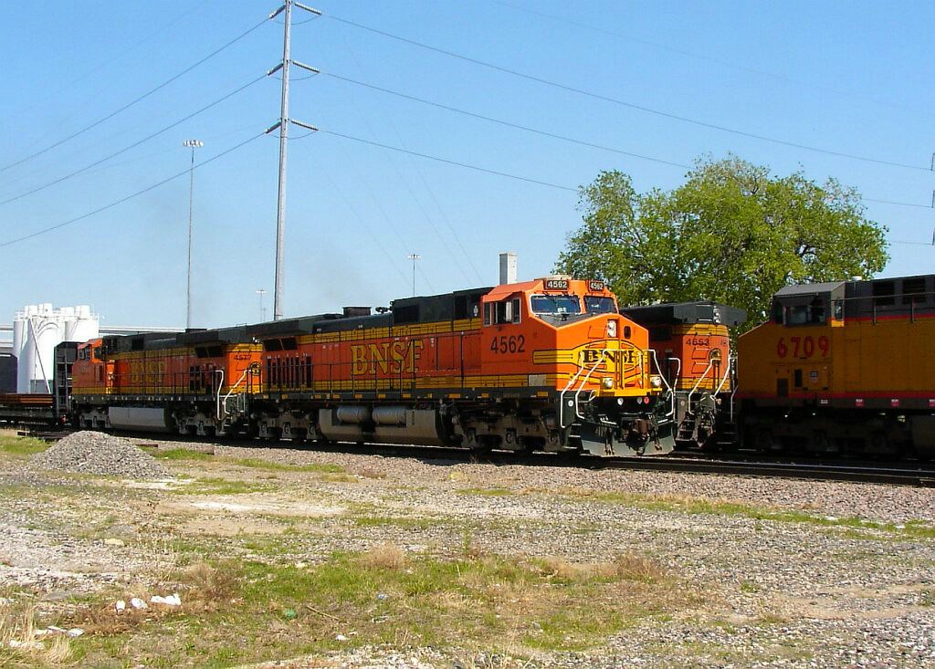 BNSF 4562 & UP 6709